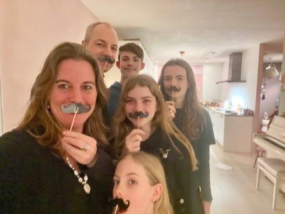 Een snorrenfeest vieren bij de eerste keer je snor scheren - Hip & Hot ...