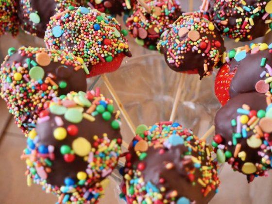 Traktatie aardbeien met chocola en discodip - Hip & Hot - blogazine
