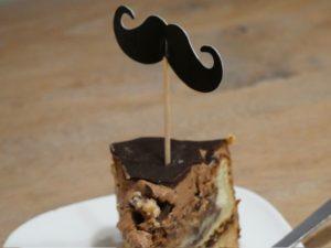 Een snorrenfeest vieren bij de eerste keer je snor scheren - Hip & Hot ...